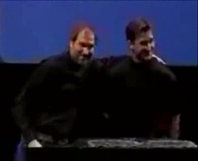 Noah Wyle zusammen mit Steve Jobs